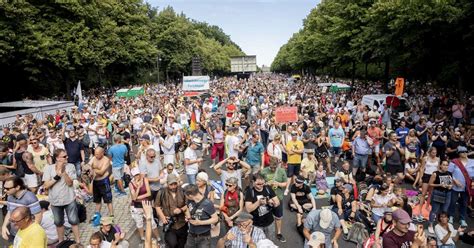 Milhares protestam contra restrições pela covid 19 em Berlim