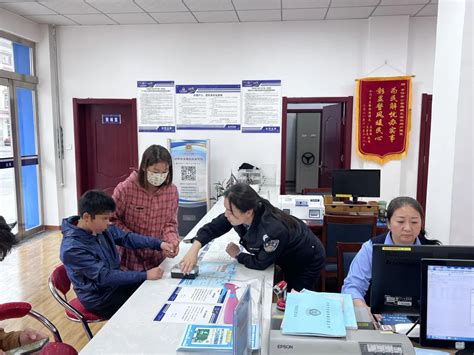 合作公安户籍民警上门为盲人办理身份证 合作市人民政府