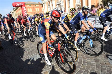 Tre Valli Varesine 2023 Caduta E Ritiro Per Giulio Ciccone