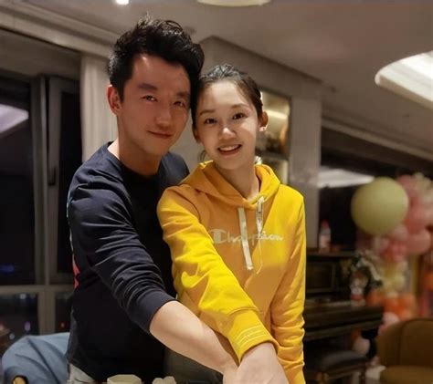 鄭愷老婆曬一家四口團聚照慶祝轉陰，一雙兒女露正臉，都像爸爸 每日頭條