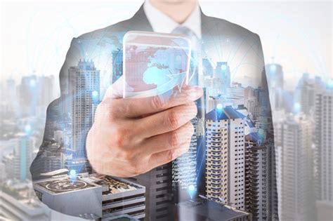 비즈니스 기술 및 통신 개념으로 안개 낀 아침에 스마트 폰 통신 4g 5g 노드 네트워킹 전화 셀사이트 및 도시 경관 도시를