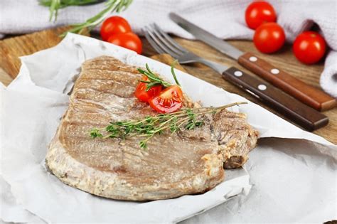 Deliciosa Carne A La Brasa En La Mesa Foto Premium