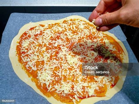 집에서 집에서 만든 피자 만들기 토마토와 반죽을 이미 확장 하 고 이제 강판 치즈를 추가 볼 수 있습니다 레스토랑에 대한 스톡