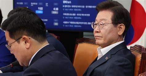 쌍방울 대북송금 관련 발언 듣는 이재명 대표