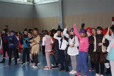 Carnaval Del Colegio Bailes Y Diversión La Clase De Raúl
