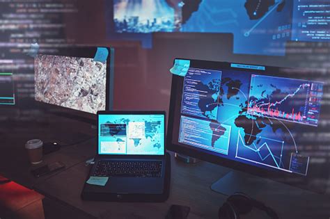 컴퓨터 위치 해킹 및 사이버 보안 사무실에서 미래 기술을 위한 소프트웨어가 있는 홀로그램 화면 데이터 보호 오버레이 및 대시보드 기술 가상 현실 지도 및 위성 정보 보디