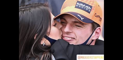 Max Verstappen avec sa compagne Kelly Piquet bisous passionnés pour