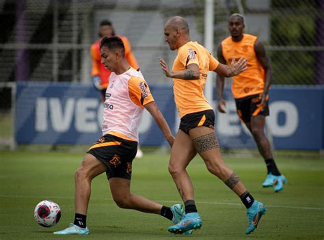 Corinthians treina movimentação tática em quarto dia de pré temporada