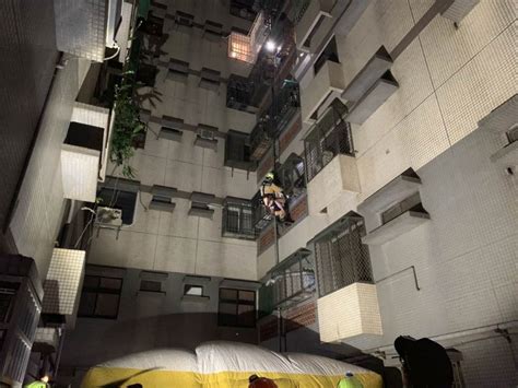 台中市西屯區國安一路國宅今天凌晨零時許，傳出一名全身赤裸、年約32歲的女子疑酒後從國宅12樓陽台墜樓，墜落在4樓的遮雨棚上，警消獲報後到場，因