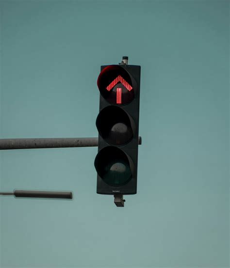 빨간색 화살표가 있는 신호등 사진 Unsplash의 무료 두바이 아랍에미리트 이미지