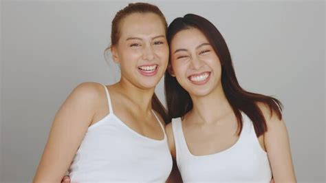 Lesbians Couple Bilder Durchsuchen 299 Archivfotos Vektorgrafiken