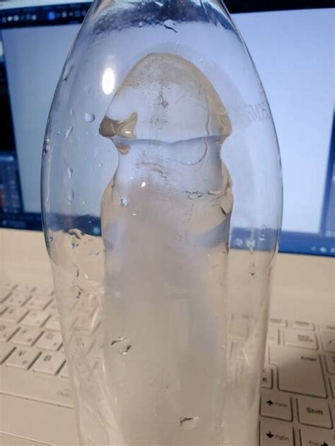 凍らせたペットボトルの水を飲んでいたら氷が卑猥な形に くまニュース