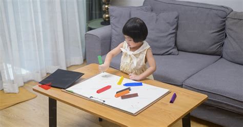 집에서 거실에서 색연필로 그림을 그리는 소녀 사진 Unsplash의 아이 이미지