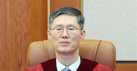 선고 시작 기다리는 문형배 헌법재판관
