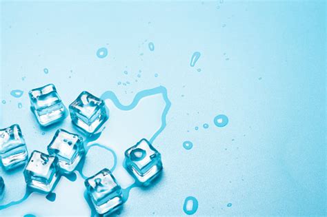 파란색 배경에 물이있는 얼음 조각 음료에 대한 얼음 개념 배너 플랫 레이 상단 보기 0명에 대한 스톡 사진 및 기타 이미지 0명 각얼음 결정체 Istock