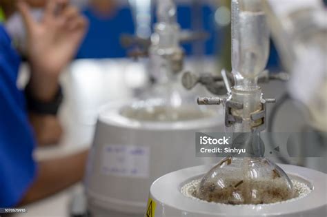 실험실에 있는 액체 혼합물에서 여과 및 증발 응축 구성 요소 물질 분리 연구 Stem 주제에 대한 스톡 사진 및 기타 이미지