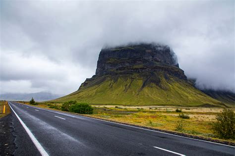 아이슬란드의 1 번 국도에서 열린 하이웨이에서의 여름 도로 여행과 배경에 극적인 산 풍경 아이슬란드에 대한 스톡 사진 및 기타 이미지 아이슬란드 차 거리 Istock