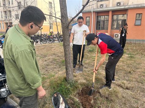 环维中心和学生志愿者共同开展“爱绿护绿，学雷锋志愿服务”活动 华中农业大学资产经营与后勤保障部