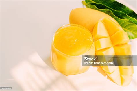 상단보기와 평면 열대 잎과 흰색 배경의 그림자망고 슬라이스와 주스에서 여름 과일을 누워 건강한 생활방식에 대한 스톡 사진 및 기타 이미지 건강한 생활방식 건강한 식생활