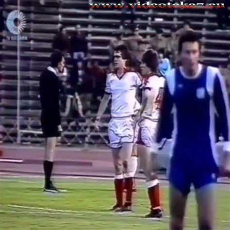 Млад талантлив и буен Стоичков фаулира Сираков и дузпа и гол за Левски Youtube