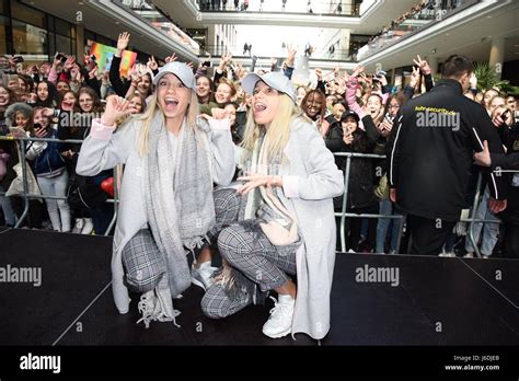 Meet Und Greet Mit Deutschen Musically Zwillinge Lisa Und Lena Bei