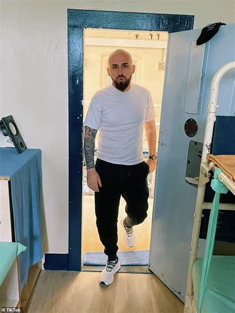 Gangster Caged In Uk Jails Brags Prisoners Pay Female Prisoner Officers Up To £2000 To Have Sex