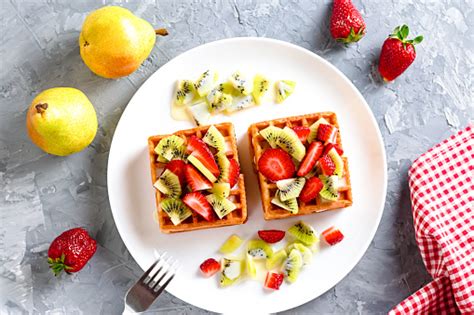 과일 딸기와 키 위 화이트 플레이트 근접 촬영에 벨기에 와플 맛 있는 아침 식사 0명에 대한 스톡 사진 및 기타 이미지 0명 건강한 생활방식 건강한 식생활 Istock