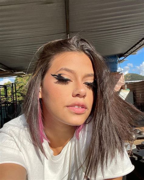 Claragnds Em 2022 Celebridades Magras Fotos De Rosto Profissionais