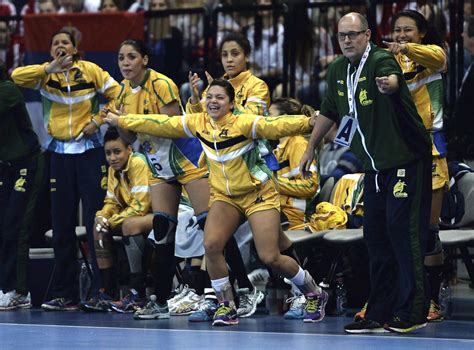 Brasil fatura histórico título mundial no handebol e cala caldeirão sérvio UOL