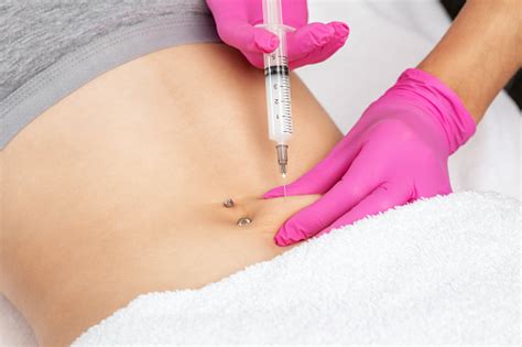 미용 미용의 의사는 여성과 몸에 체지방을 태우기 위해 Lipolytic 주사를 만듭니다 뷰티 살롱에서 여성 미용 실약 복부에