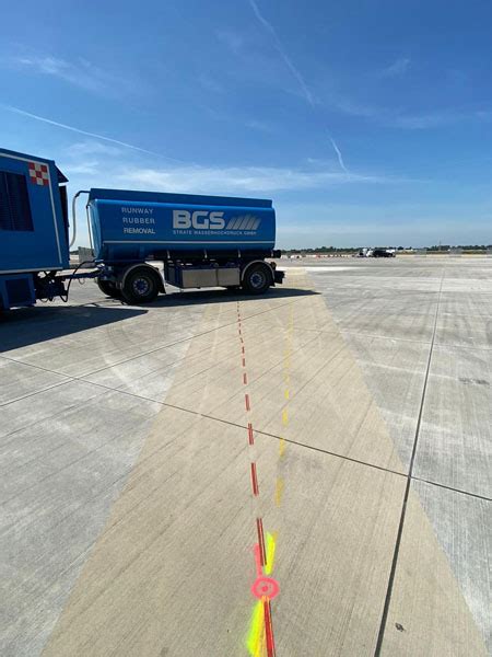 Vorfeldreinigung Mit Wasserhochdruck Schonende Oberflächenreinigung