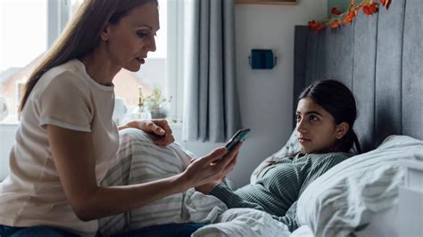 Us Surgeon General Calls For Social Media Warning Labels Womans World