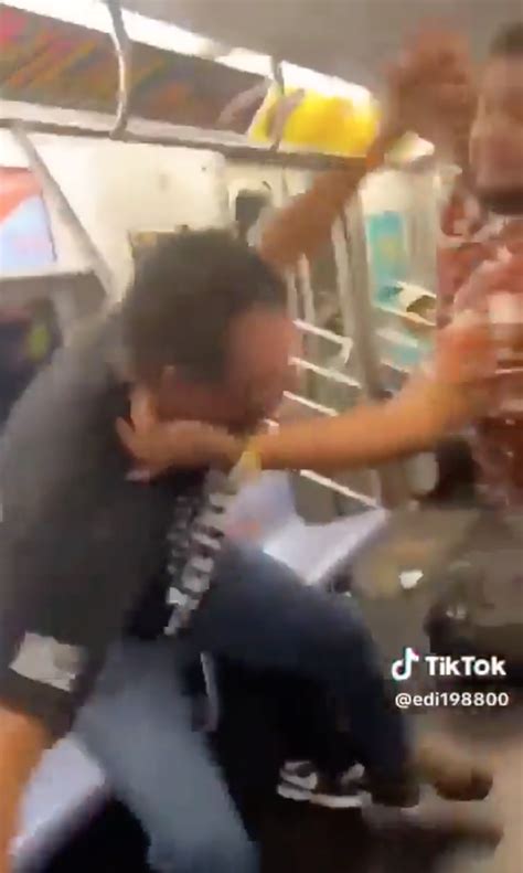Codazos En La Cara Por Dormido En El Hombro De Otro Pasajero