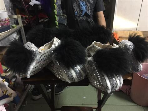 武禪門龍獅戰鼓武藝坊 感謝老闆 阿泰 的愛戴 銀底 白爪 黑毛 兒童爪鞋 已全數完成 各式獅鞋 客製化 歡迎詢問