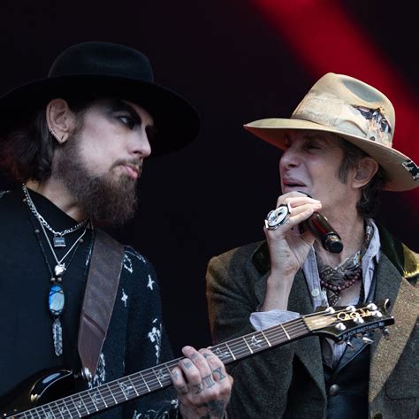 Perry Farrells Wife Defends Him After Dave Navarro Altercation Hollywood411 News