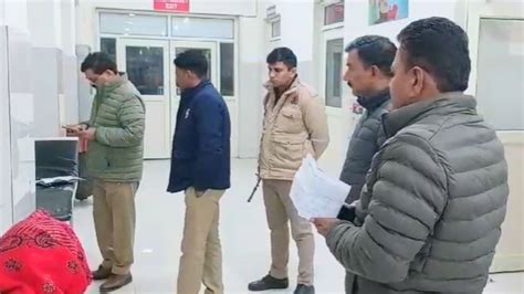 Up मोबाइल पर किससे बात करती रहती हैगुस्साए भाई ने बहन के सिर में