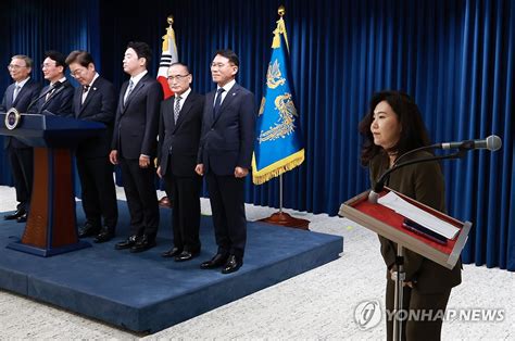 인사하는 강유정 대통령실 대변인 연합뉴스