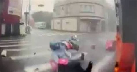 苗栗竹南女外送員闖紅燈猛撞貨車 恐怖！噴飛10公尺倒地不治 社會 Ctwant