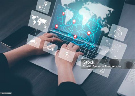 가상 세계와 함께 스마트폰을 사용하는 남자와 위치 포인트 Gps 앱 아이콘 여행 지도가 있는 모델 지도와 온라인 시스템에서 장소를 찾고 모든 화면 그래픽이 생성되고 여행을