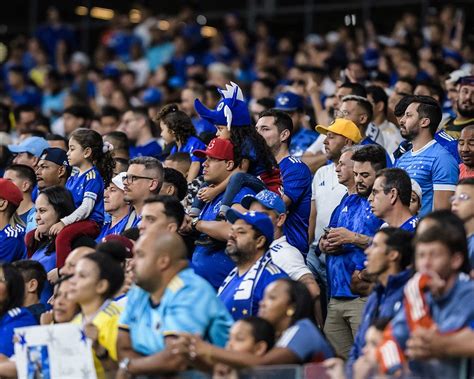 Não Deixou Saudades No Cruzeiro E Agora Está Gastando A Bola No Exterior
