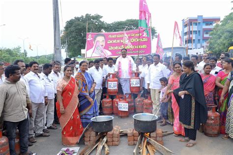 Trs Stages Protest Against Hike In Lpg Price Indtoday