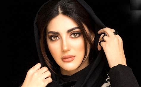 پوشش متفاوت هلیا امامی با تصویر ناصرالدین‌شاه در اکران فیلم روزنامه