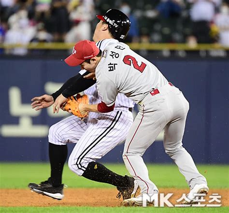 박성한 김현수 `아찔한 충돌` Mk포토 Mk스포츠
