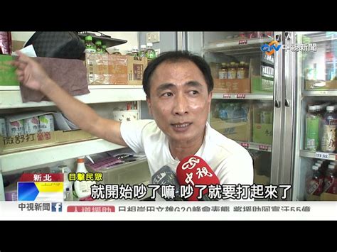 駕駛分心撿皮夾失控暴衝 撞飛整排機車行人│中視新聞 20211014