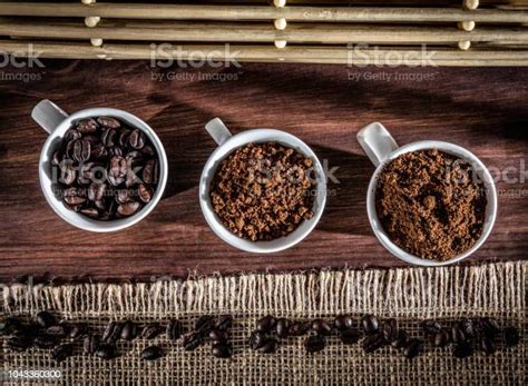 3 원두 커피 인스턴트 커피 황 마 프레임에 Grinded 커피 컵 0명에 대한 스톡 사진 및 기타 이미지 0명 갈색 검은색 Istock