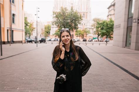 아름 다운 Hipster 여자 전화를 들고와 거리 시에 얘기 세련 된 행복 한 여자 스마트폰으로 대화 하 고 웃 고 텍스트를 위한 공간입니다 관광 거리에 대한 스톡 사진 및