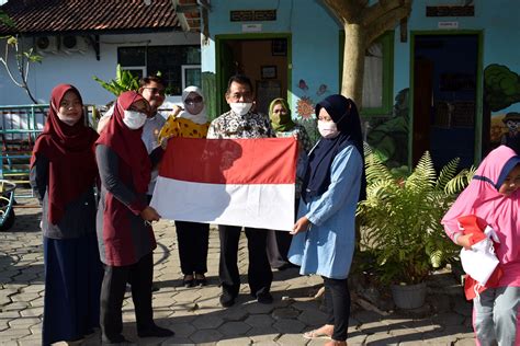 Gerakan Pembagian 10 Juta Bendera Merah Putih Dinas Kearsipan Dan