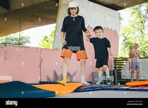 Zwei Kleine Jungen Springen Auf Trampolin Im Sportzentrum Kinder Haben