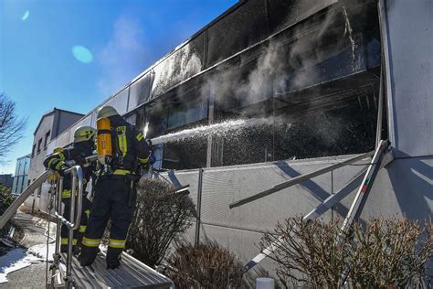 Feuer bei Firma Netzsch in Selb löst Großeinsatz aus Chemiefässer in