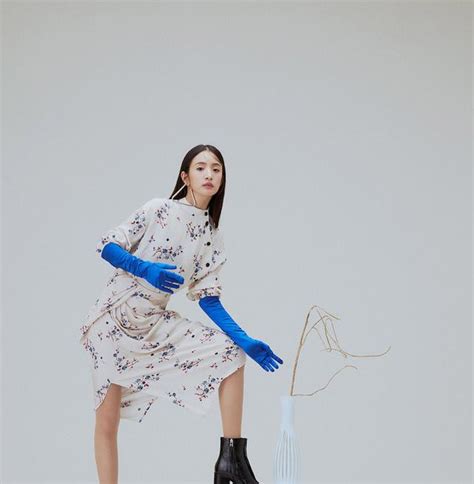 林依晨怎么保养得？穿波点轻纱衣配短裙，同框“东方炻”像兄妹 每日头条
